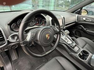 Black Porsche Cayenne 2012 in Utena, with an engine capacity of 2.97 L and mileage of 267 thousand km for 15695 €, photo 20 on AUTOMOTO.COM.LV