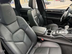 Black Porsche Cayenne 2012 in Utena, with an engine capacity of 2.97 L and mileage of 267 thousand km for 15695 €, photo 22 on AUTOMOTO.COM.LV