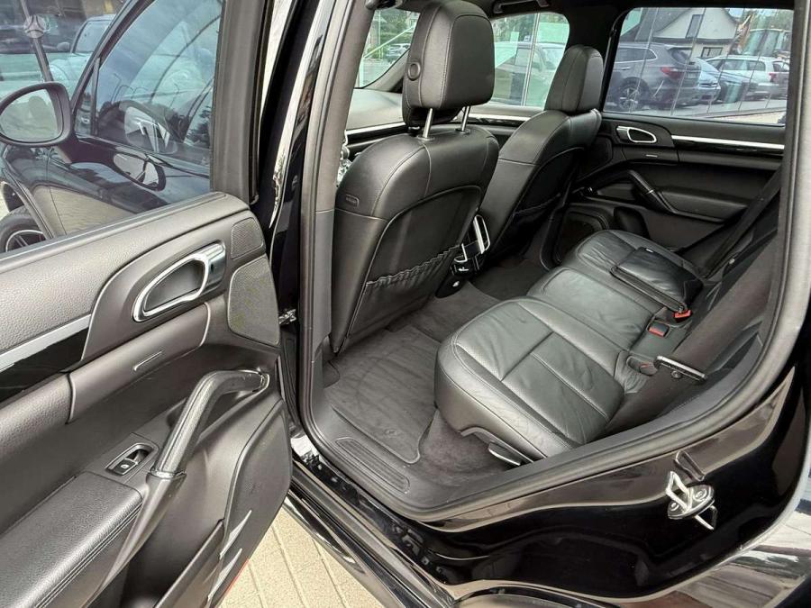 Black Porsche Cayenne 2012 in Utena, with an engine capacity of 2.97 L and mileage of 267 thousand km for 15695 €, photo 24 on AUTOMOTO.COM.LV
