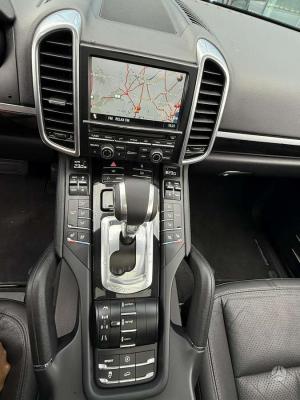 Black Porsche Cayenne 2012 in Utena, with an engine capacity of 2.97 L and mileage of 267 thousand km for 15695 €, photo 25 on AUTOMOTO.COM.LV