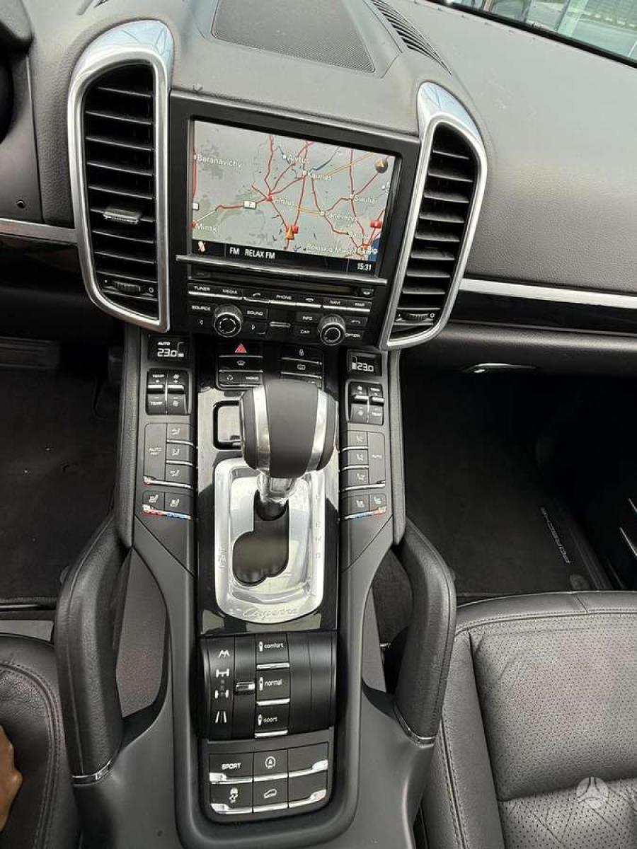 Black Porsche Cayenne 2012 in Utena, with an engine capacity of 2.97 L and mileage of 267 thousand km for 15695 €, photo 25 on AUTOMOTO.COM.LV