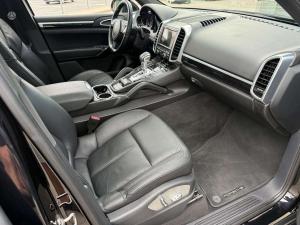 Black Porsche Cayenne 2012 in Utena, with an engine capacity of 2.97 L and mileage of 267 thousand km for 15695 €, photo 26 on AUTOMOTO.COM.LV
