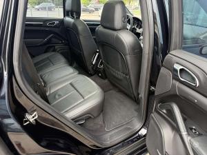 Black Porsche Cayenne 2012 in Utena, with an engine capacity of 2.97 L and mileage of 267 thousand km for 15695 €, photo 27 on AUTOMOTO.COM.LV