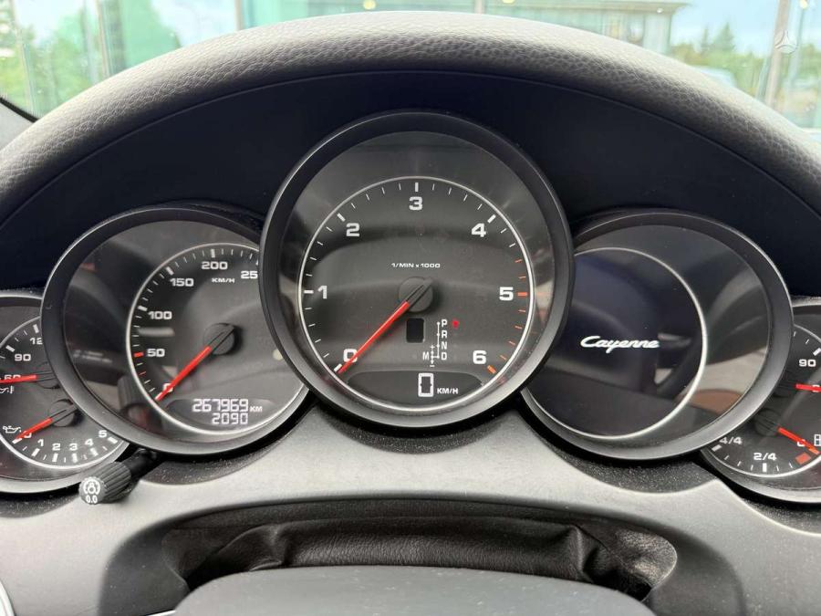 Black Porsche Cayenne 2012 in Utena, with an engine capacity of 2.97 L and mileage of 267 thousand km for 15695 €, photo 29 on AUTOMOTO.COM.LV