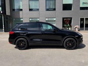 Melns Porsche Cayenne 2012 Viļņa, ar dzinēja tilpumu 2.97 L un nobraukumu 266 tūkst. km par 13600 €, foto 3 vietnē AUTOMOTO.COM.LV