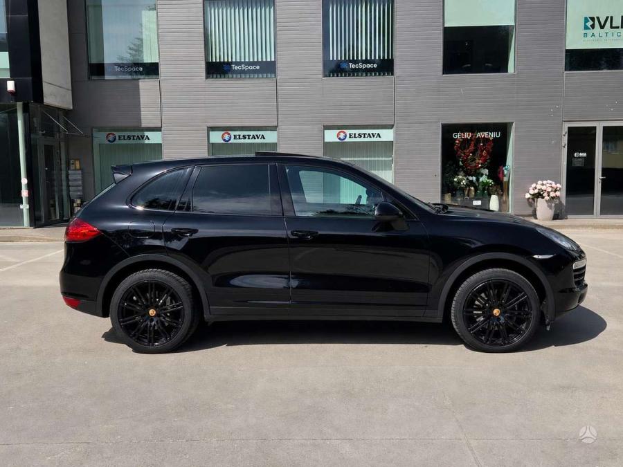 Melns Porsche Cayenne 2012 Viļņa, ar dzinēja tilpumu 2.97 L un nobraukumu 266 tūkst. km par 13600 €, foto 3 vietnē AUTOMOTO.COM.LV