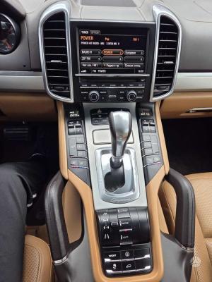Melns Porsche Cayenne 2012 Viļņa, ar dzinēja tilpumu 2.97 L un nobraukumu 266 tūkst. km par 13600 €, foto 12 vietnē AUTOMOTO.COM.LV