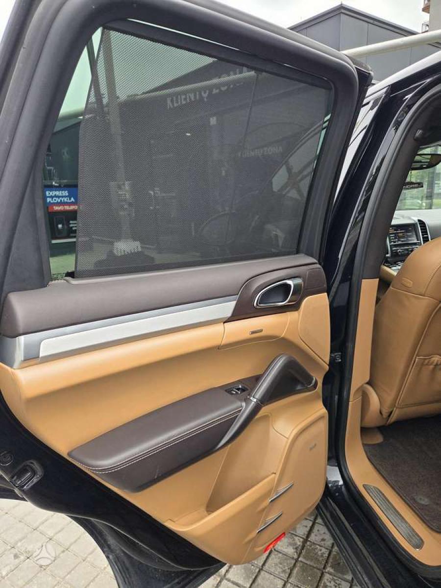Melns Porsche Cayenne 2012 Viļņa, ar dzinēja tilpumu 2.97 L un nobraukumu 266 tūkst. km par 13600 €, foto 14 vietnē AUTOMOTO.COM.LV