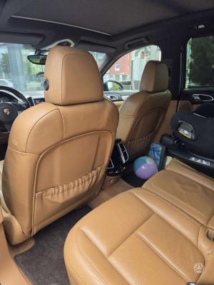 Melns Porsche Cayenne 2012 Viļņa, ar dzinēja tilpumu 2.97 L un nobraukumu 266 tūkst. km par 13600 €, foto 17 vietnē AUTOMOTO.COM.LV