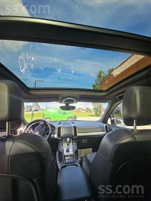 Black Porsche Cayenne 2012 in Riga, with an engine capacity of 3.00 L and mileage of 292 thousand km for 15500 €, photo 9 on AUTOMOTO.COM.LV