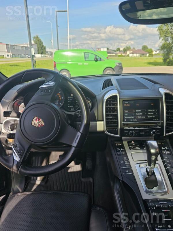 Black Porsche Cayenne 2012 in Riga, with an engine capacity of 3.00 L and mileage of 292 thousand km for 15500 €, photo 10 on AUTOMOTO.COM.LV
