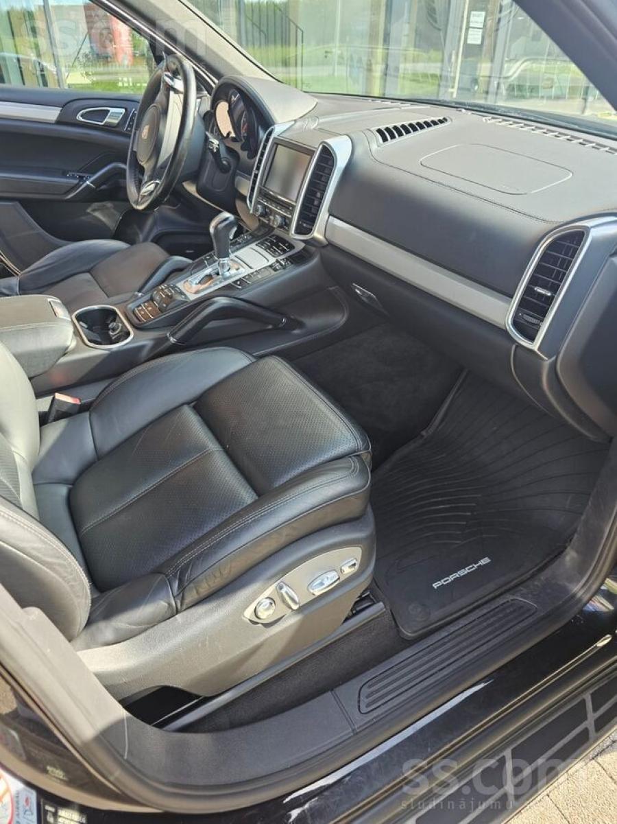 Black Porsche Cayenne 2012 in Riga, with an engine capacity of 3.00 L and mileage of 292 thousand km for 15500 €, photo 13 on AUTOMOTO.COM.LV