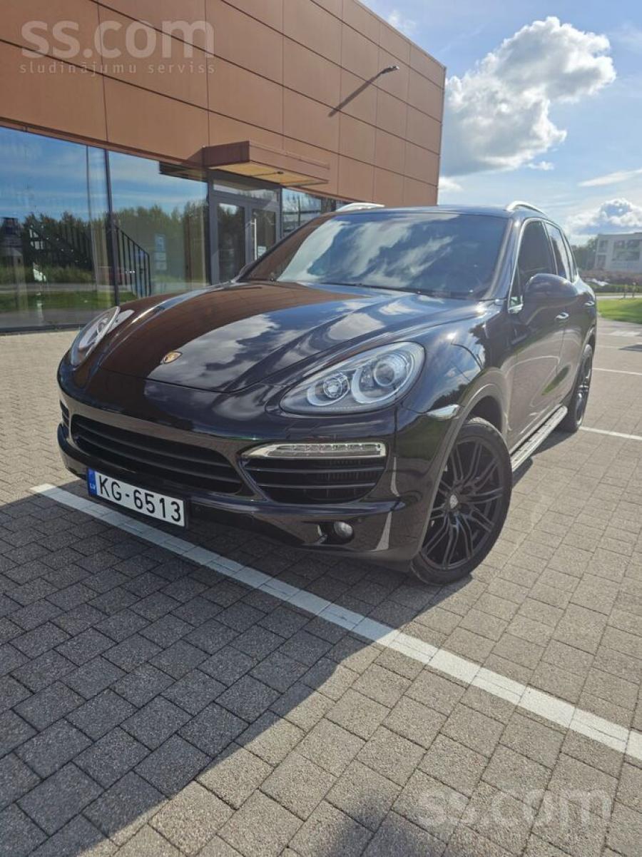 Black Porsche Cayenne 2012 in Riga, with an engine capacity of 3.00 L and mileage of 292 thousand km for 14900 €, photo 1 on AUTOMOTO.COM.LV