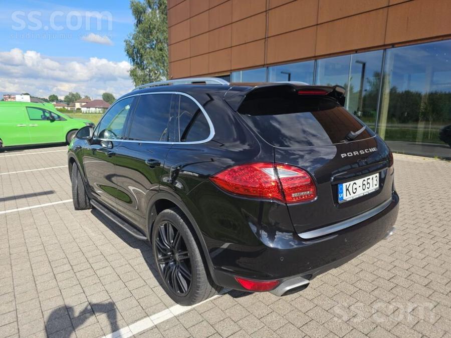Black Porsche Cayenne 2012 in Riga, with an engine capacity of 3.00 L and mileage of 292 thousand km for 14900 €, photo 3 on AUTOMOTO.COM.LV