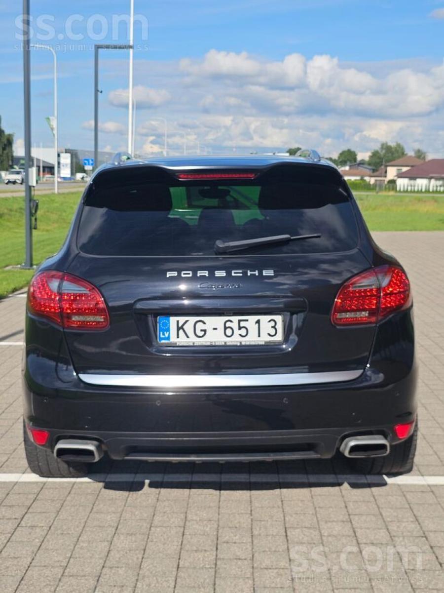 Black Porsche Cayenne 2012 in Riga, with an engine capacity of 3.00 L and mileage of 292 thousand km for 14900 €, photo 4 on AUTOMOTO.COM.LV