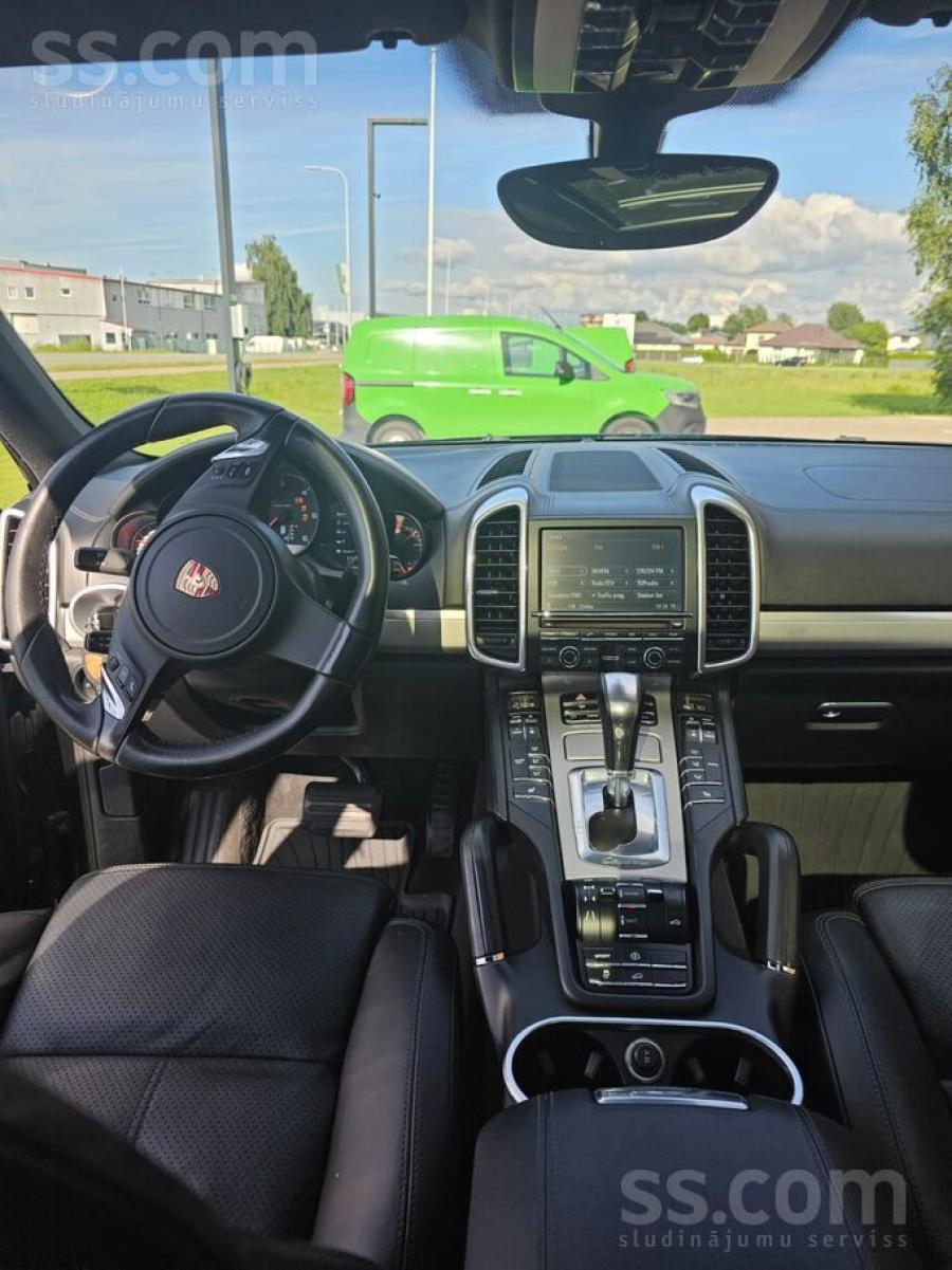 Black Porsche Cayenne 2012 in Riga, with an engine capacity of 3.00 L and mileage of 292 thousand km for 14900 €, photo 7 on AUTOMOTO.COM.LV