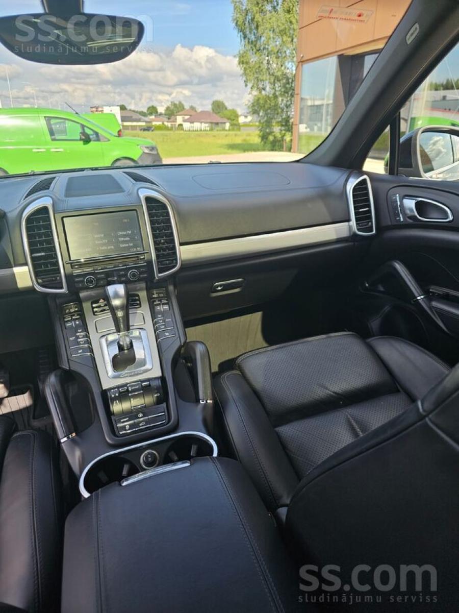 Black Porsche Cayenne 2012 in Riga, with an engine capacity of 3.00 L and mileage of 292 thousand km for 14900 €, photo 8 on AUTOMOTO.COM.LV