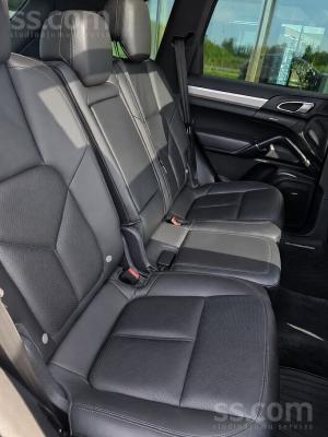 Black Porsche Cayenne 2012 in Riga, with an engine capacity of 3.00 L and mileage of 292 thousand km for 14900 €, photo 9 on AUTOMOTO.COM.LV