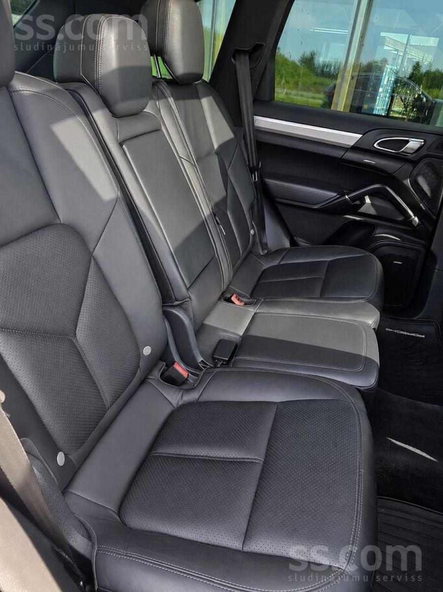 Black Porsche Cayenne 2012 in Riga, with an engine capacity of 3.00 L and mileage of 292 thousand km for 14900 €, photo 9 on AUTOMOTO.COM.LV