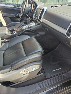 Black Porsche Cayenne 2012 in Riga, with an engine capacity of 3.00 L and mileage of 292 thousand km for 14900 €, photo 10 on AUTOMOTO.COM.LV