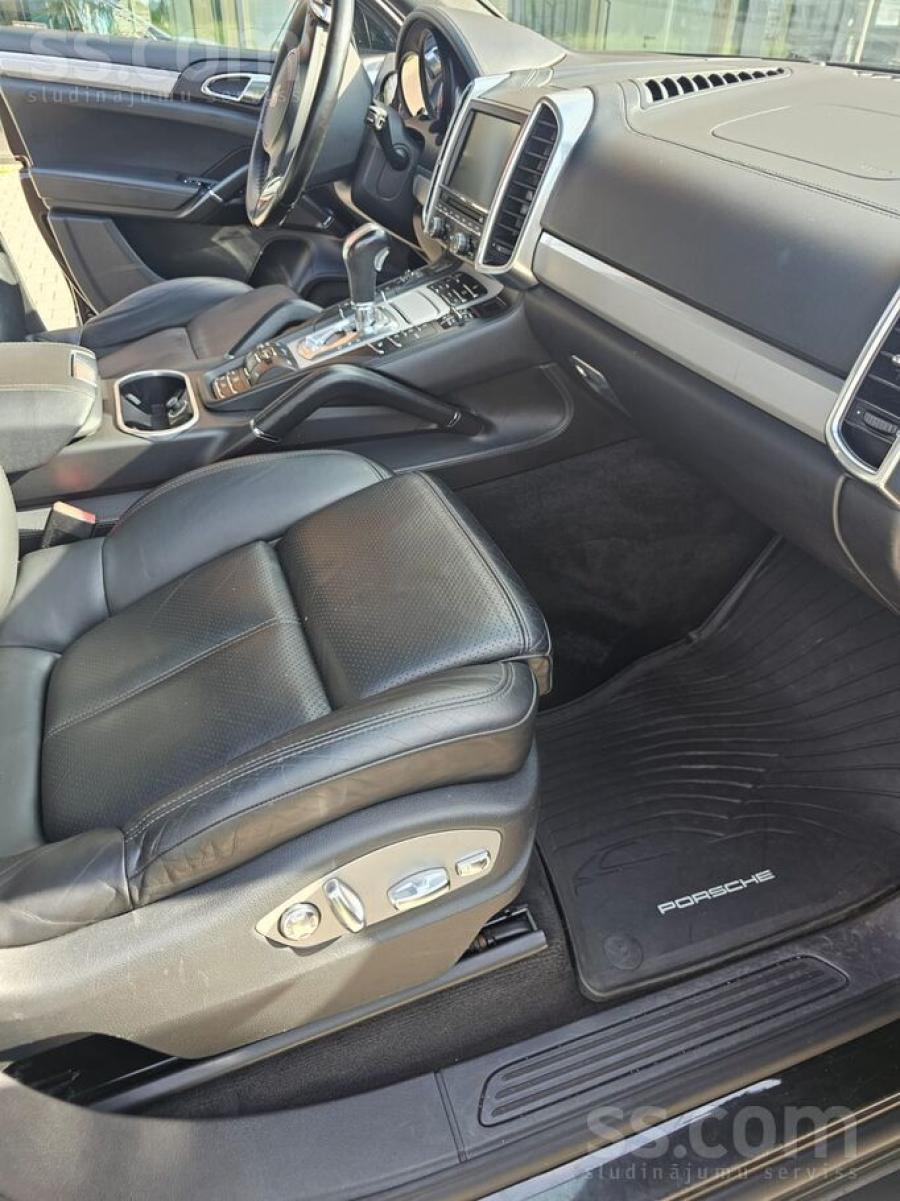 Black Porsche Cayenne 2012 in Riga, with an engine capacity of 3.00 L and mileage of 292 thousand km for 14900 €, photo 10 on AUTOMOTO.COM.LV
