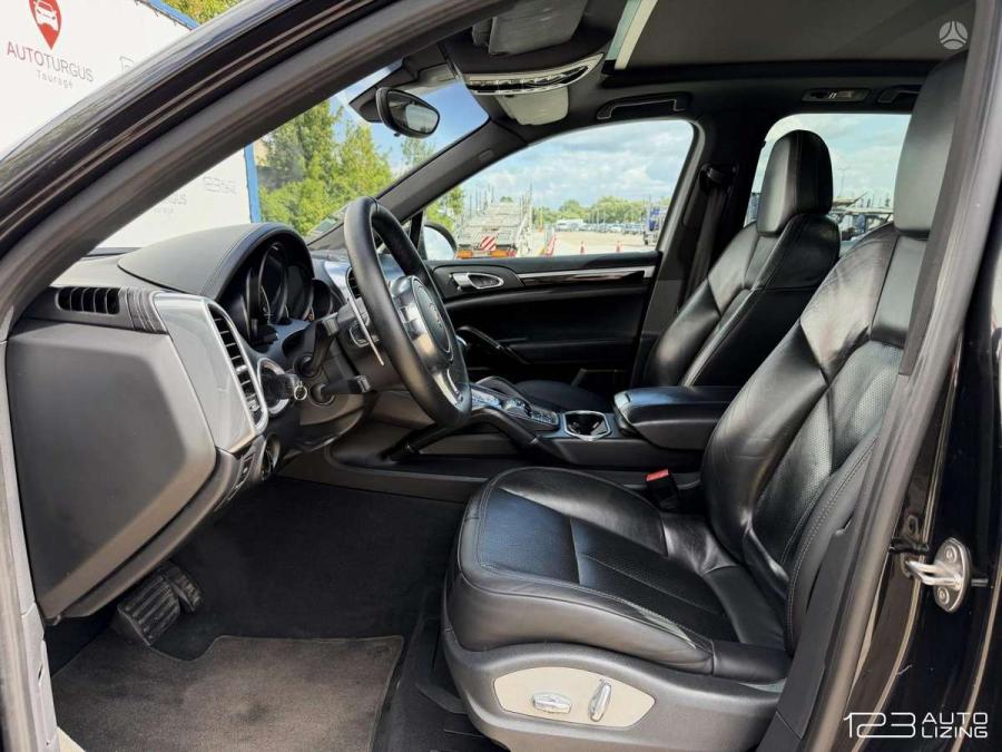 Melns Porsche Cayenne 2012 Tauragė, ar dzinēja tilpumu 3.00 L un nobraukumu 188 tūkst. km par 14500 €, foto 12 vietnē AUTOMOTO.COM.LV