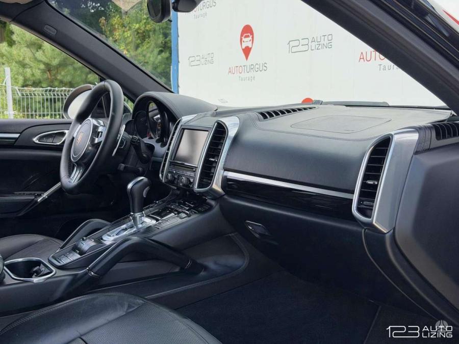 Melns Porsche Cayenne 2012 Tauragė, ar dzinēja tilpumu 3.00 L un nobraukumu 188 tūkst. km par 14500 €, foto 16 vietnē AUTOMOTO.COM.LV