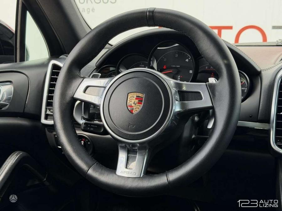 Melns Porsche Cayenne 2012 Tauragė, ar dzinēja tilpumu 3.00 L un nobraukumu 188 tūkst. km par 14500 €, foto 19 vietnē AUTOMOTO.COM.LV