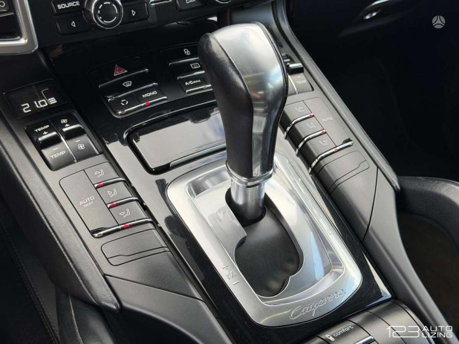 Melns Porsche Cayenne 2012 Tauragė, ar dzinēja tilpumu 3.00 L un nobraukumu 188 tūkst. km par 14500 €, foto 23 vietnē AUTOMOTO.COM.LV
