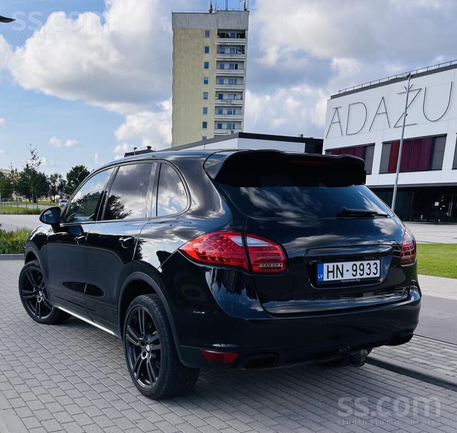 Black Porsche Cayenne 2012 in Riga, with an engine capacity of 3.00 L and mileage of 269 thousand km for 18700 €, photo 3 on AUTOMOTO.COM.LV