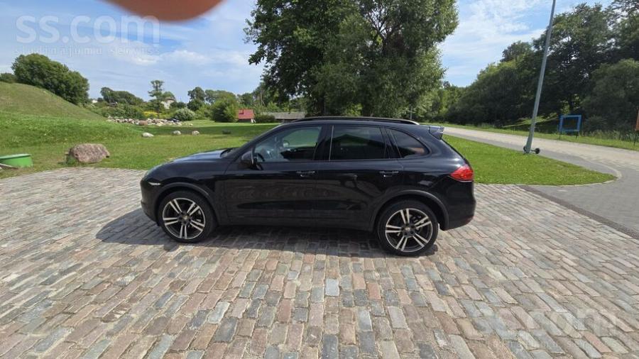 Melns Porsche Cayenne 2012 Rēzekne, ar dzinēja tilpumu 3.00 L un nobraukumu 272 tūkst. km par 17500 €, foto 1 vietnē AUTOMOTO.COM.LV