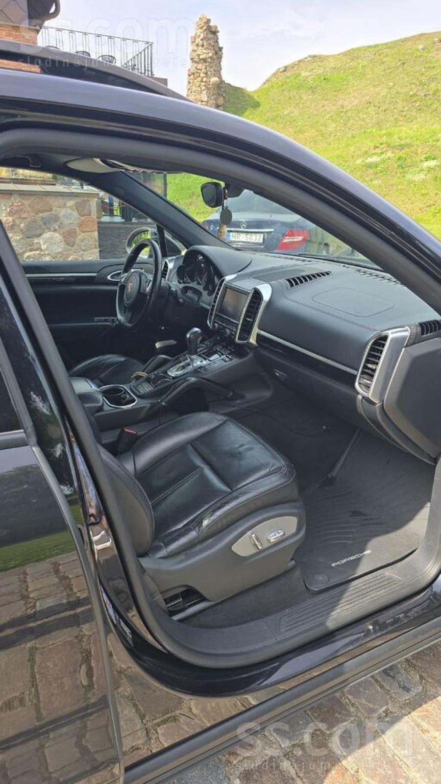 Melns Porsche Cayenne 2012 Rēzekne, ar dzinēja tilpumu 3.00 L un nobraukumu 272 tūkst. km par 17500 €, foto 11 vietnē AUTOMOTO.COM.LV
