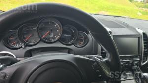 Melns Porsche Cayenne 2012 Rēzekne, ar dzinēja tilpumu 3.00 L un nobraukumu 272 tūkst. km par 17500 €, foto 16 vietnē AUTOMOTO.COM.LV
