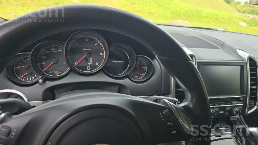 Melns Porsche Cayenne 2012 Rēzekne, ar dzinēja tilpumu 3.00 L un nobraukumu 272 tūkst. km par 17500 €, foto 16 vietnē AUTOMOTO.COM.LV