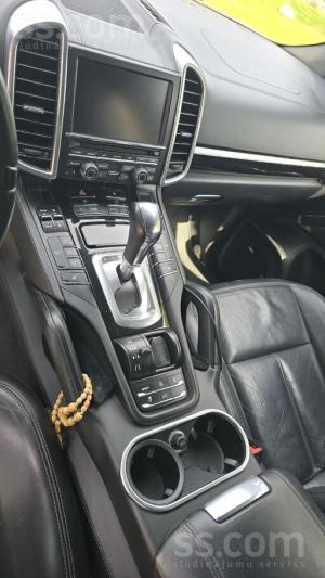 Melns Porsche Cayenne 2012 Rēzekne, ar dzinēja tilpumu 3.00 L un nobraukumu 272 tūkst. km par 17500 €, foto 17 vietnē AUTOMOTO.COM.LV