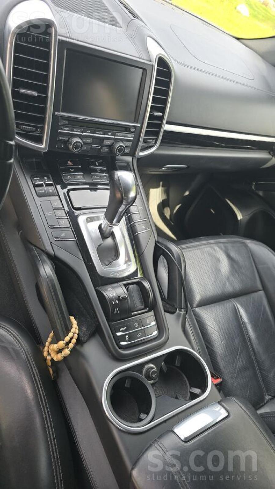 Melns Porsche Cayenne 2012 Rēzekne, ar dzinēja tilpumu 3.00 L un nobraukumu 272 tūkst. km par 17500 €, foto 17 vietnē AUTOMOTO.COM.LV