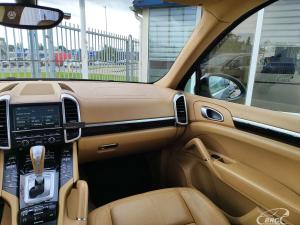 Black Porsche Cayenne 2012 in Klaipeda, with an engine capacity of 2.97 L and mileage of 272 thousand km for 13000 €, photo 7 on AUTOMOTO.COM.LV