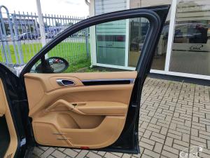 Black Porsche Cayenne 2012 in Klaipeda, with an engine capacity of 2.97 L and mileage of 272 thousand km for 13000 €, photo 8 on AUTOMOTO.COM.LV