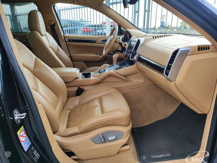 Black Porsche Cayenne 2012 in Klaipeda, with an engine capacity of 2.97 L and mileage of 272 thousand km for 13000 €, photo 9 on AUTOMOTO.COM.LV