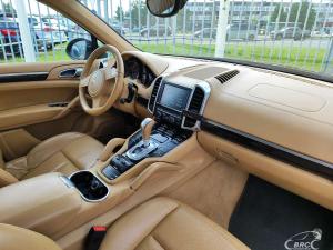 Black Porsche Cayenne 2012 in Klaipeda, with an engine capacity of 2.97 L and mileage of 272 thousand km for 13000 €, photo 10 on AUTOMOTO.COM.LV