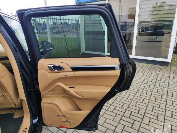 Melns Porsche Cayenne 2012 Klaipėda, ar dzinēja tilpumu 2.97 L un nobraukumu 272 tūkst. km par 13000 €, foto 11 vietnē AUTOMOTO.COM.LV