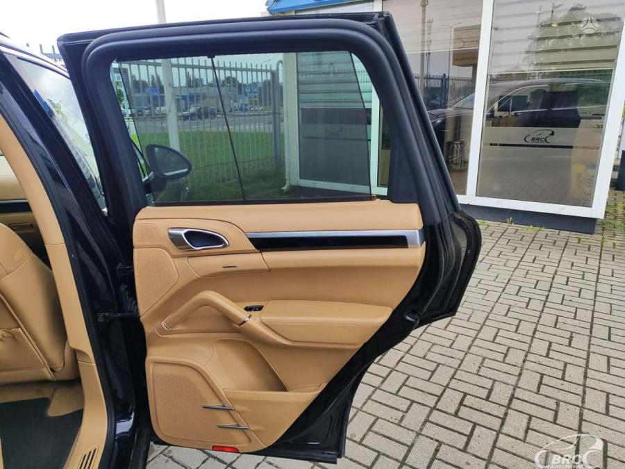 Black Porsche Cayenne 2012 in Klaipeda, with an engine capacity of 2.97 L and mileage of 272 thousand km for 13000 €, photo 11 on AUTOMOTO.COM.LV