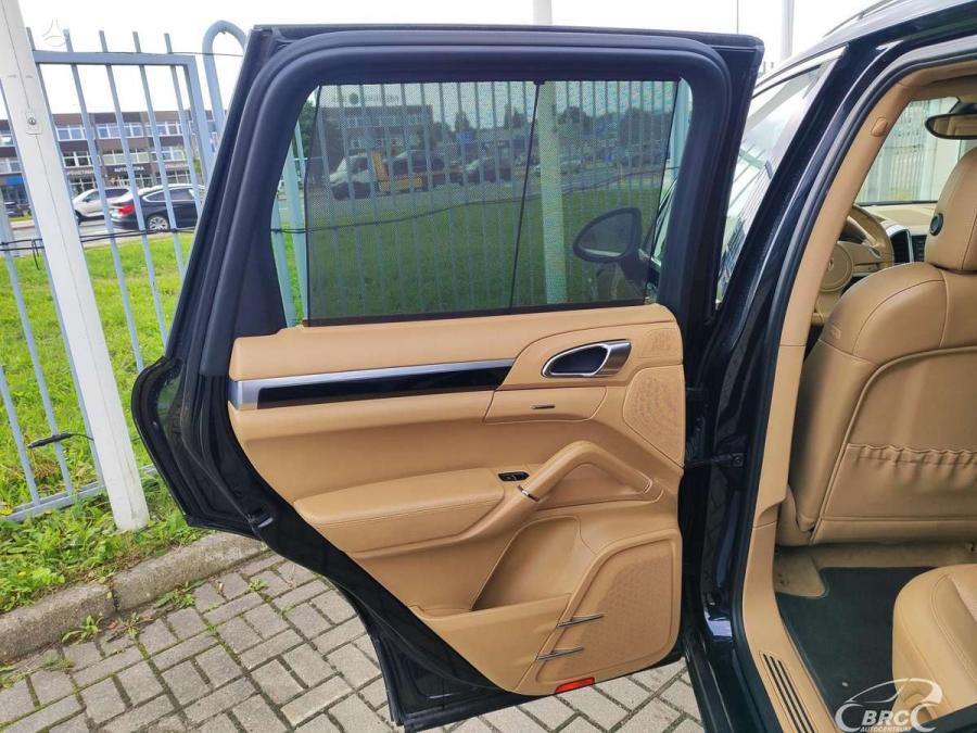 Black Porsche Cayenne 2012 in Klaipeda, with an engine capacity of 2.97 L and mileage of 272 thousand km for 13000 €, photo 15 on AUTOMOTO.COM.LV