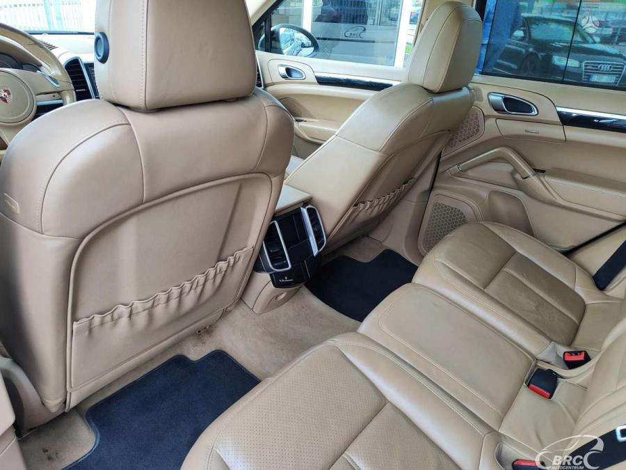 Black Porsche Cayenne 2012 in Klaipeda, with an engine capacity of 2.97 L and mileage of 272 thousand km for 13000 €, photo 17 on AUTOMOTO.COM.LV