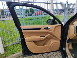 Black Porsche Cayenne 2012 in Klaipeda, with an engine capacity of 2.97 L and mileage of 272 thousand km for 13000 €, photo 19 on AUTOMOTO.COM.LV