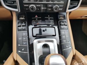 Black Porsche Cayenne 2012 in Klaipeda, with an engine capacity of 2.97 L and mileage of 272 thousand km for 13000 €, photo 32 on AUTOMOTO.COM.LV