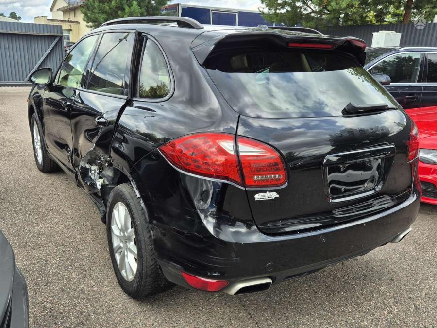 Black Porsche Cayenne 2012 in Vilnius, with an engine capacity of 4.81 L and mileage of 311 thousand km for 7450 €, photo 5 on AUTOMOTO.COM.LV