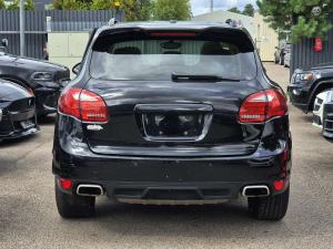 Black Porsche Cayenne 2012 in Vilnius, with an engine capacity of 4.81 L and mileage of 311 thousand km for 7450 €, photo 6 on AUTOMOTO.COM.LV