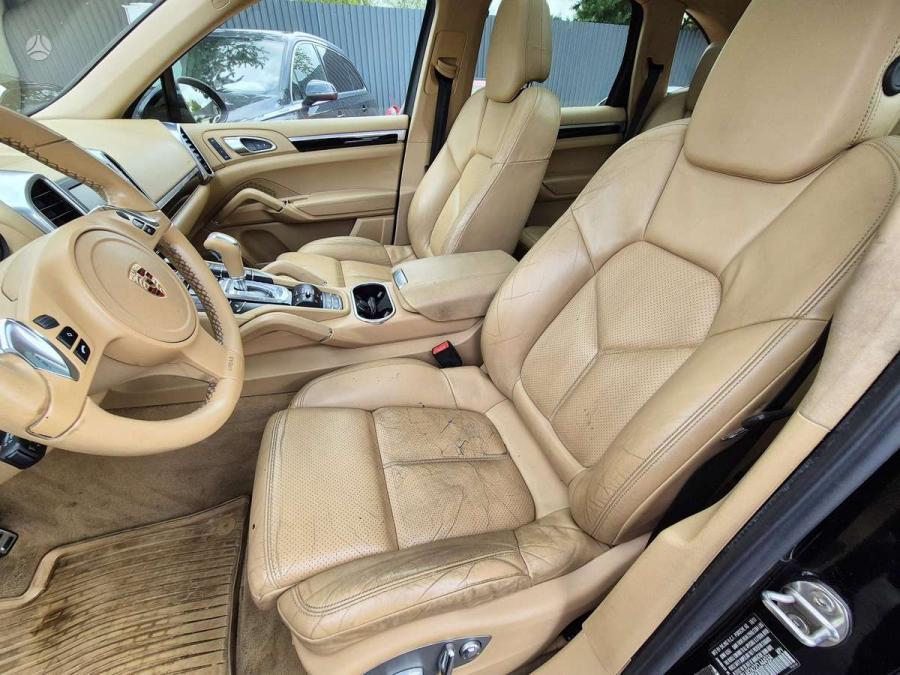 Black Porsche Cayenne 2012 in Vilnius, with an engine capacity of 4.81 L and mileage of 311 thousand km for 7450 €, photo 10 on AUTOMOTO.COM.LV