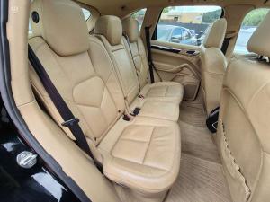Black Porsche Cayenne 2012 in Vilnius, with an engine capacity of 4.81 L and mileage of 311 thousand km for 7450 €, photo 11 on AUTOMOTO.COM.LV